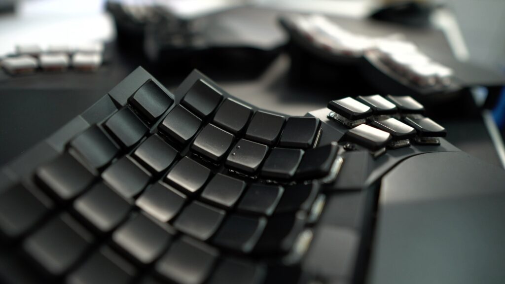 Review: MoErgo Glove80, split, wireless, columnar ergonomic keyboard ...